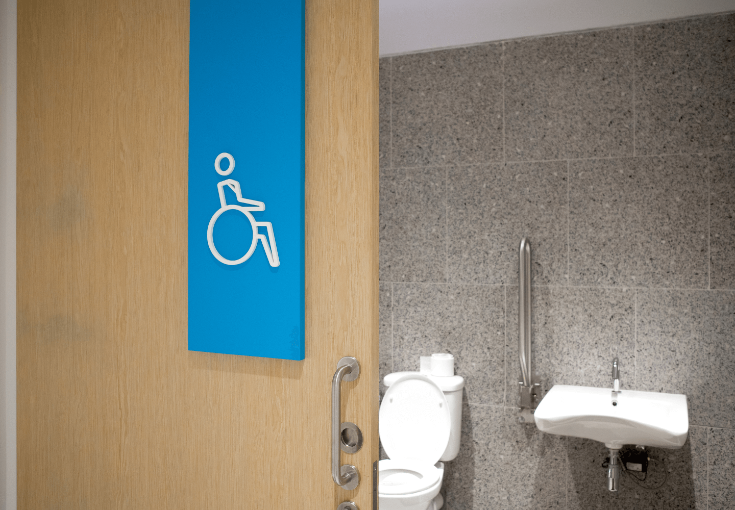 Banheiro para deficiente: entenda os ajustes necessários